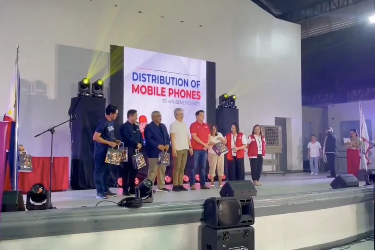DSWD Distributes Free Smartphones to 4Ps Beneficiaries for Faster Aid ...