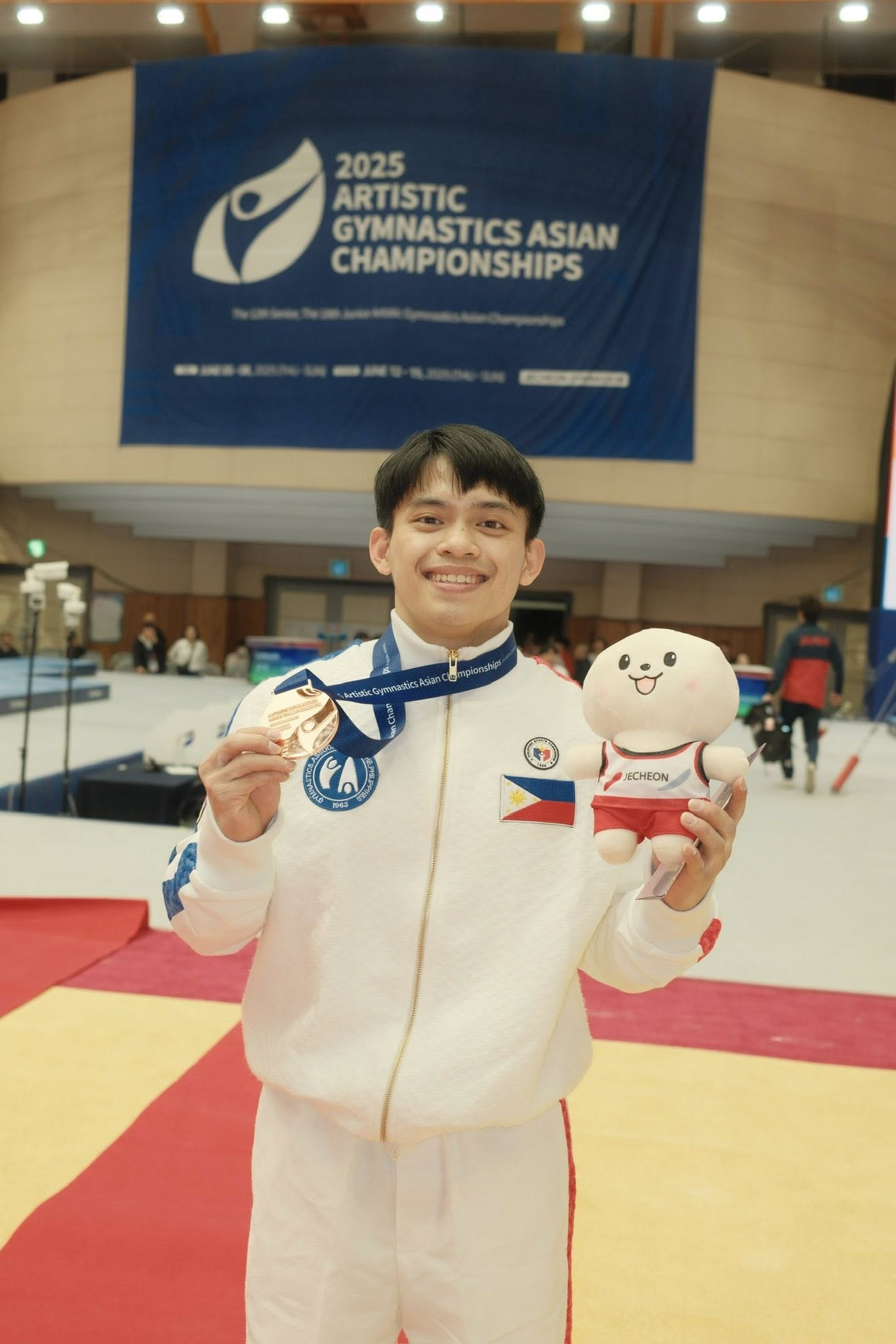 Carlos Yulo: Filipino Gymnast Aiming for World Championship Glory