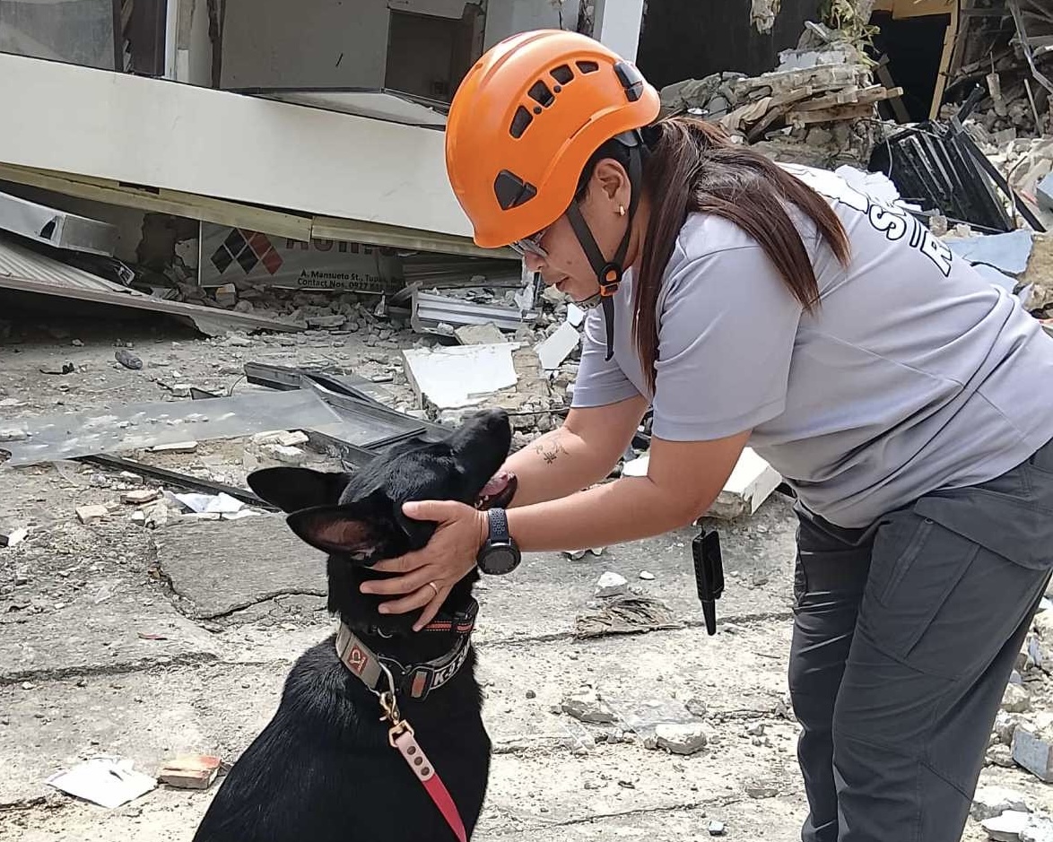 Metro Manila Dogs Association K-9 Corps assists Cebu quake victims